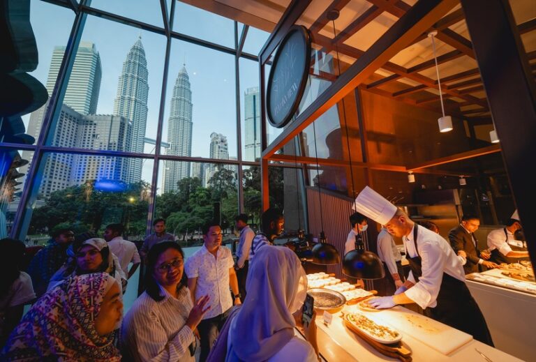 Parkview Café with stunning views of Petronas Twin Towers and KLCC Park